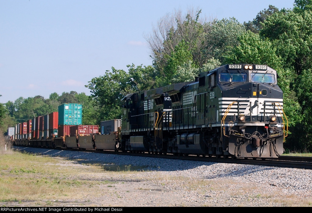 NS C40-9W 9391 leads a westbound stacker across Robin Rd.